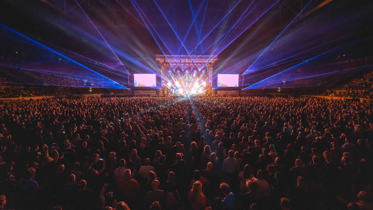 Die ultimative 80er Jahre Revival-Party: Ein farbenfrohes Spektakel im ...